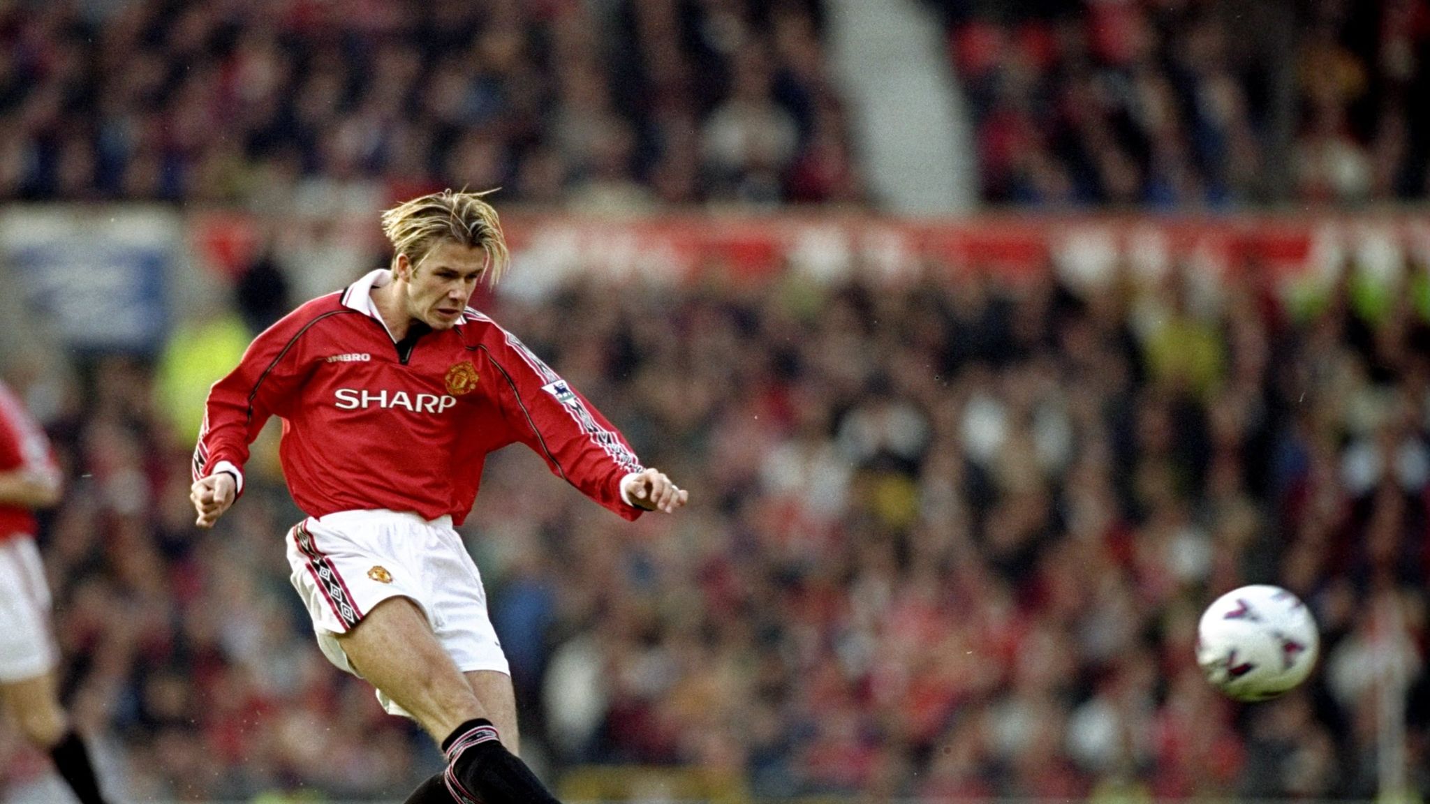David Beckham hails MBE for former Man Utd coach Eric Harrison ...