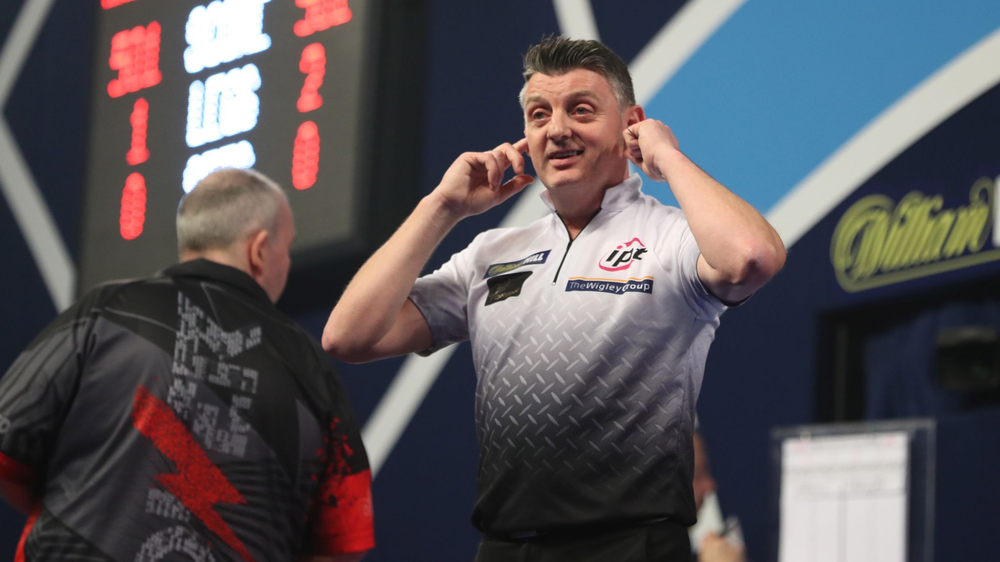 Phil Taylor marches into World Darts Championship last 16 after win ...