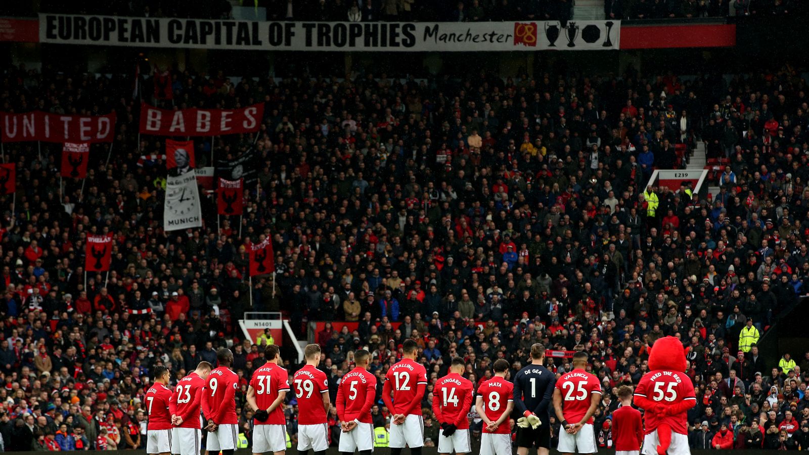 Manchester United honour Munich victims on 60th anniversary | Football ...