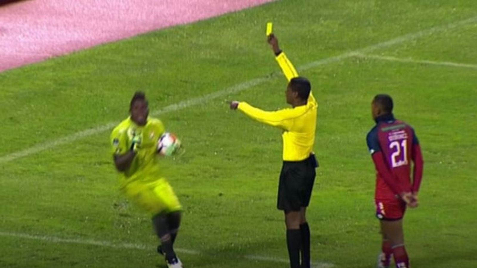 WATCH: El Nacional goalkeeper Johan Padilla dives after being touched ...