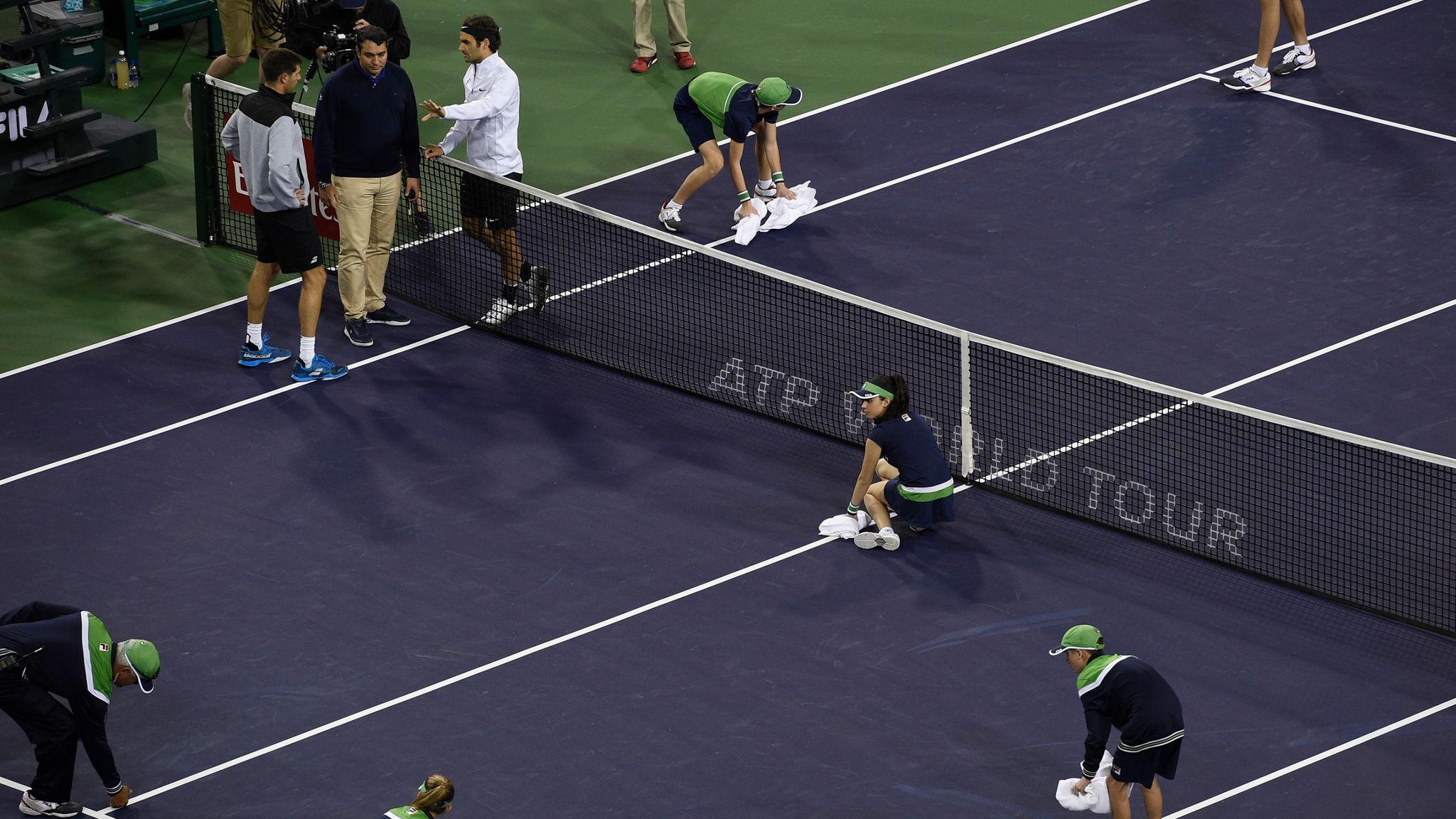 Roger Federer leading Federico Delbonis at Indian Wells when rain ...
