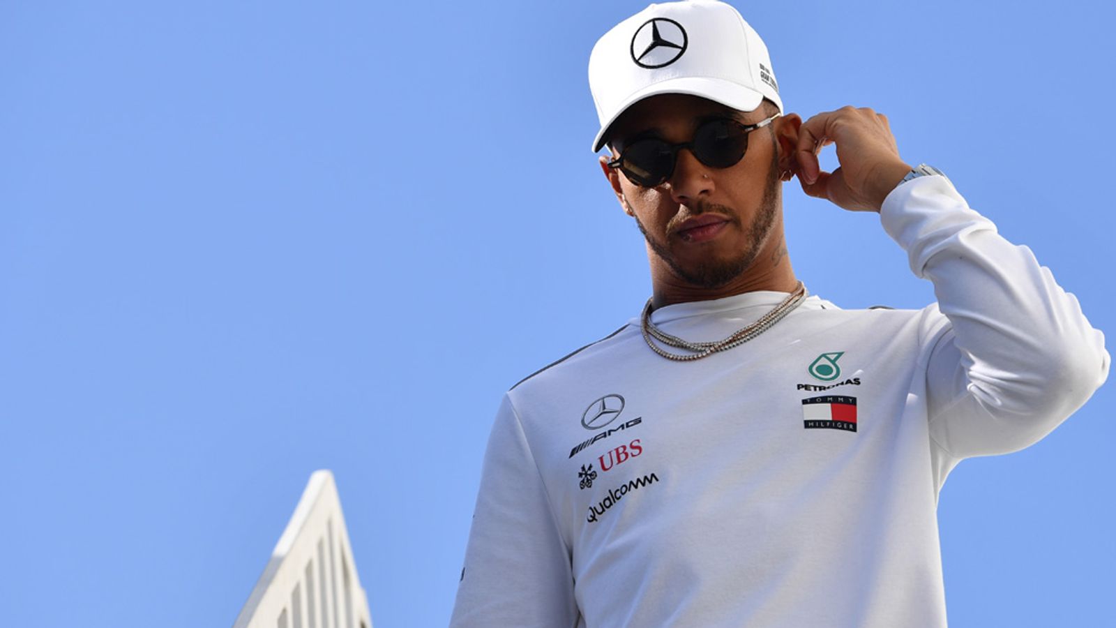 Arsenal fan Lewis Hamilton pays tribute to Arsene Wenger | F1 News ...