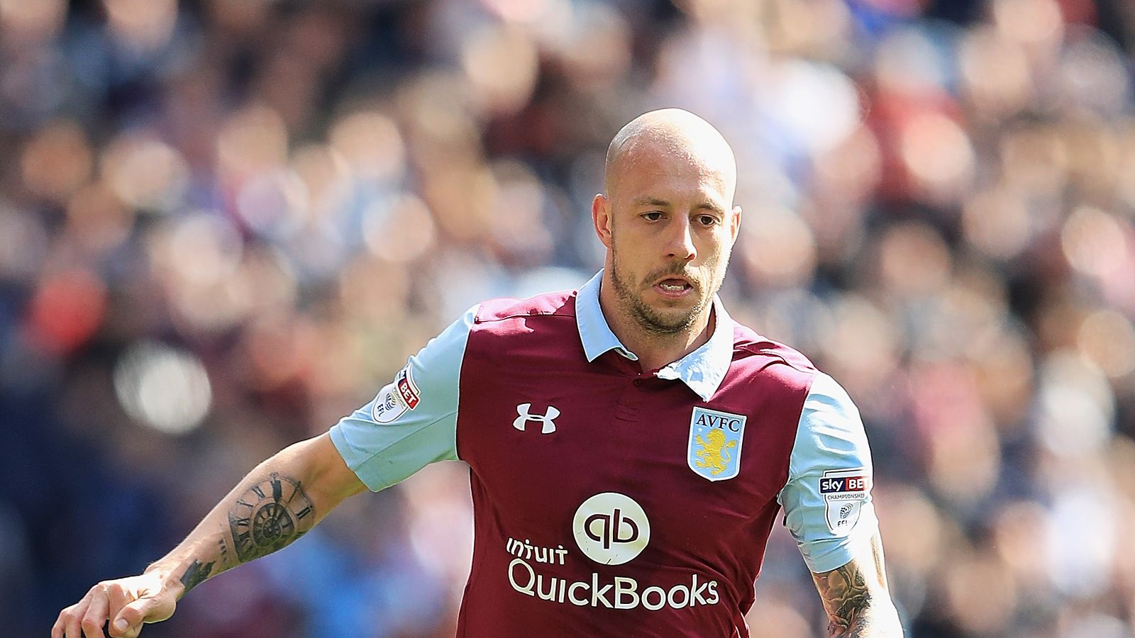 Aston Villa to open contract talks with Alan Hutton next week ...