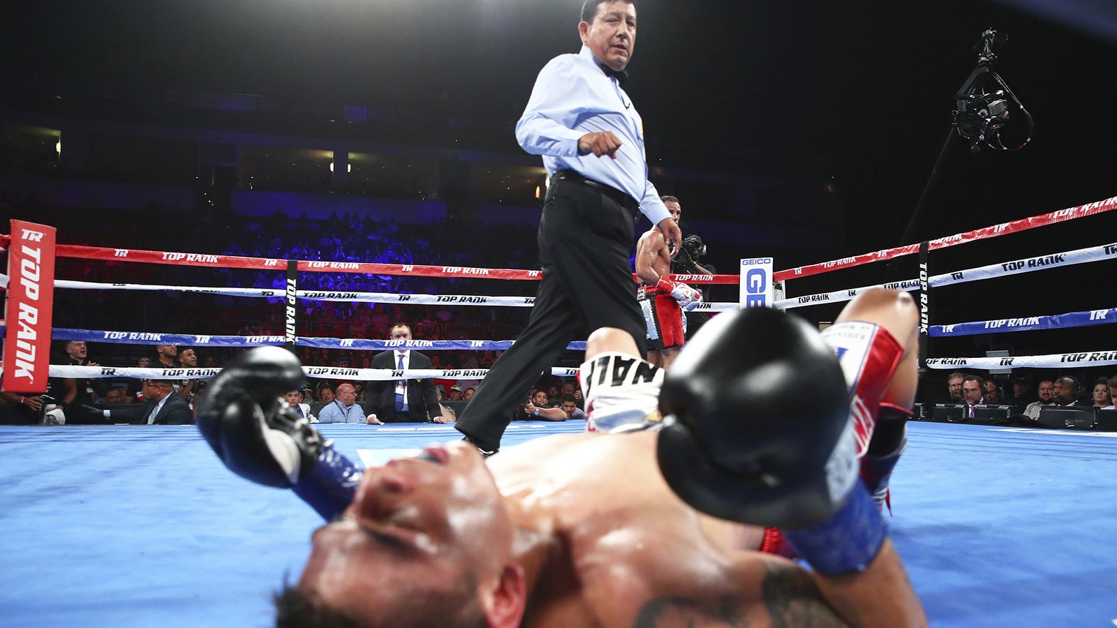 Kal Yafai stops David Carmona to retain WBA super-flyweight world title ...