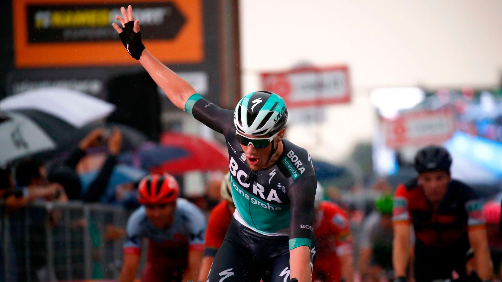 Sam Bennett wins Giro D'Italia stage 12 with sprint finish | Cycling ...