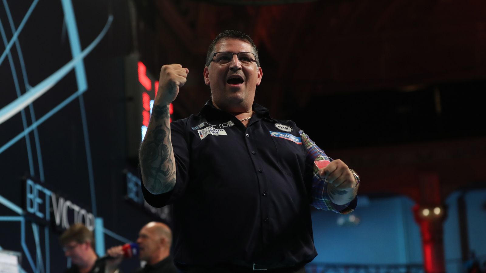 Gary Anderson defeats Raymond van Barneveld in a World Matchplay ...