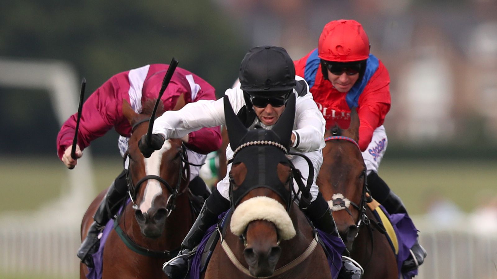 Castle Hill Cassie swoops to win at Pontefract | Racing News | Sky Sports