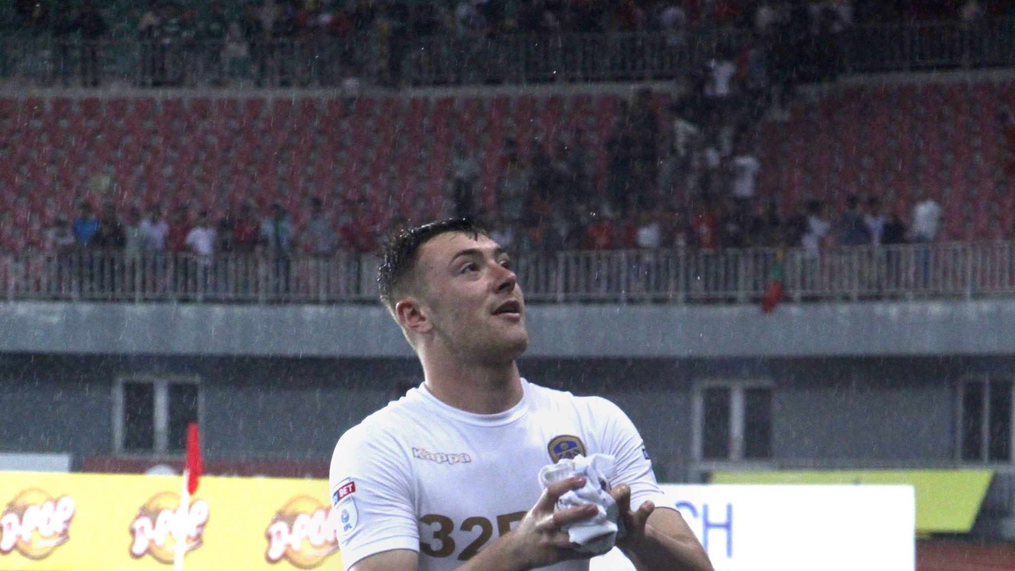 Leeds striker Ryan Edmondson signs new deal | Football News | Sky Sports