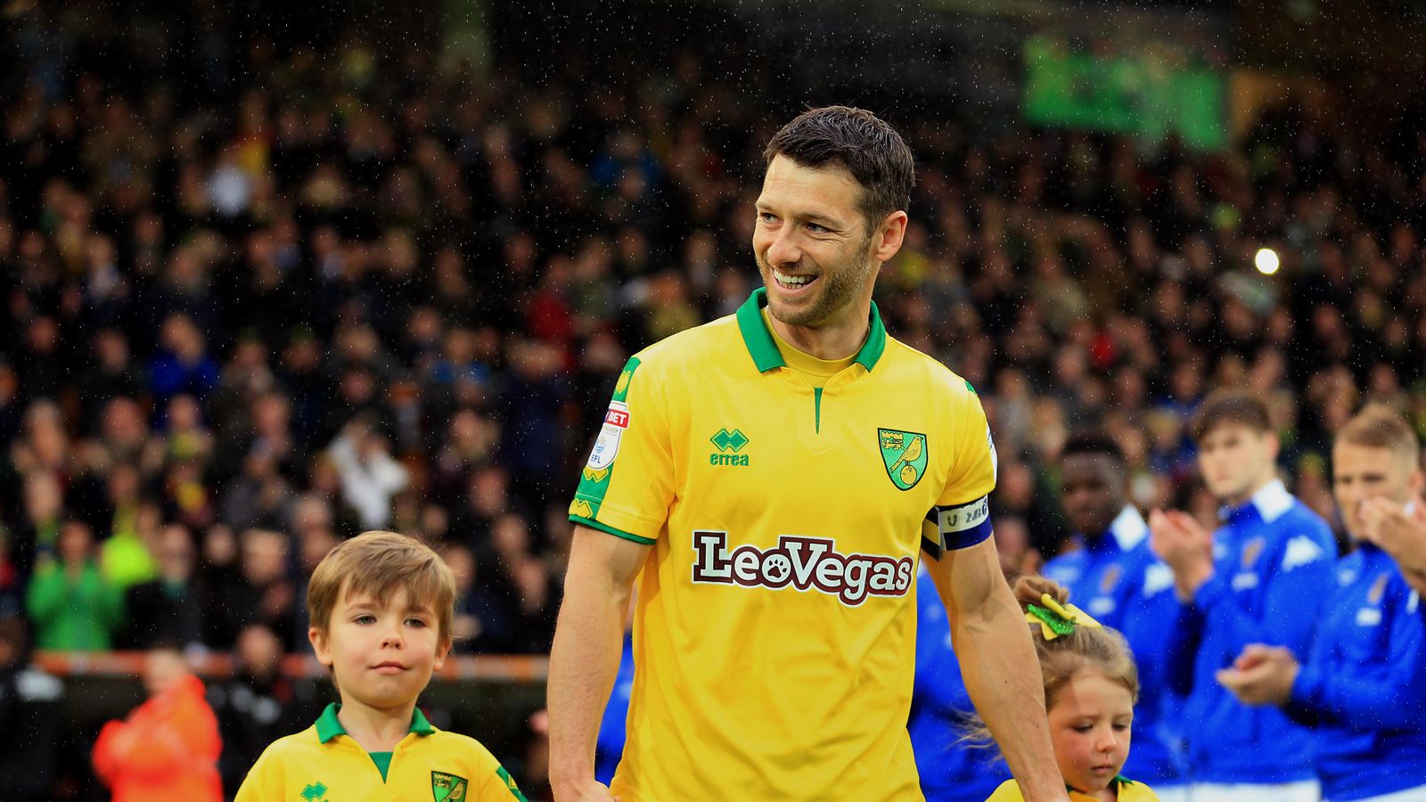West Brom sign Wes Hoolahan on short-term deal | Football News | Sky Sports