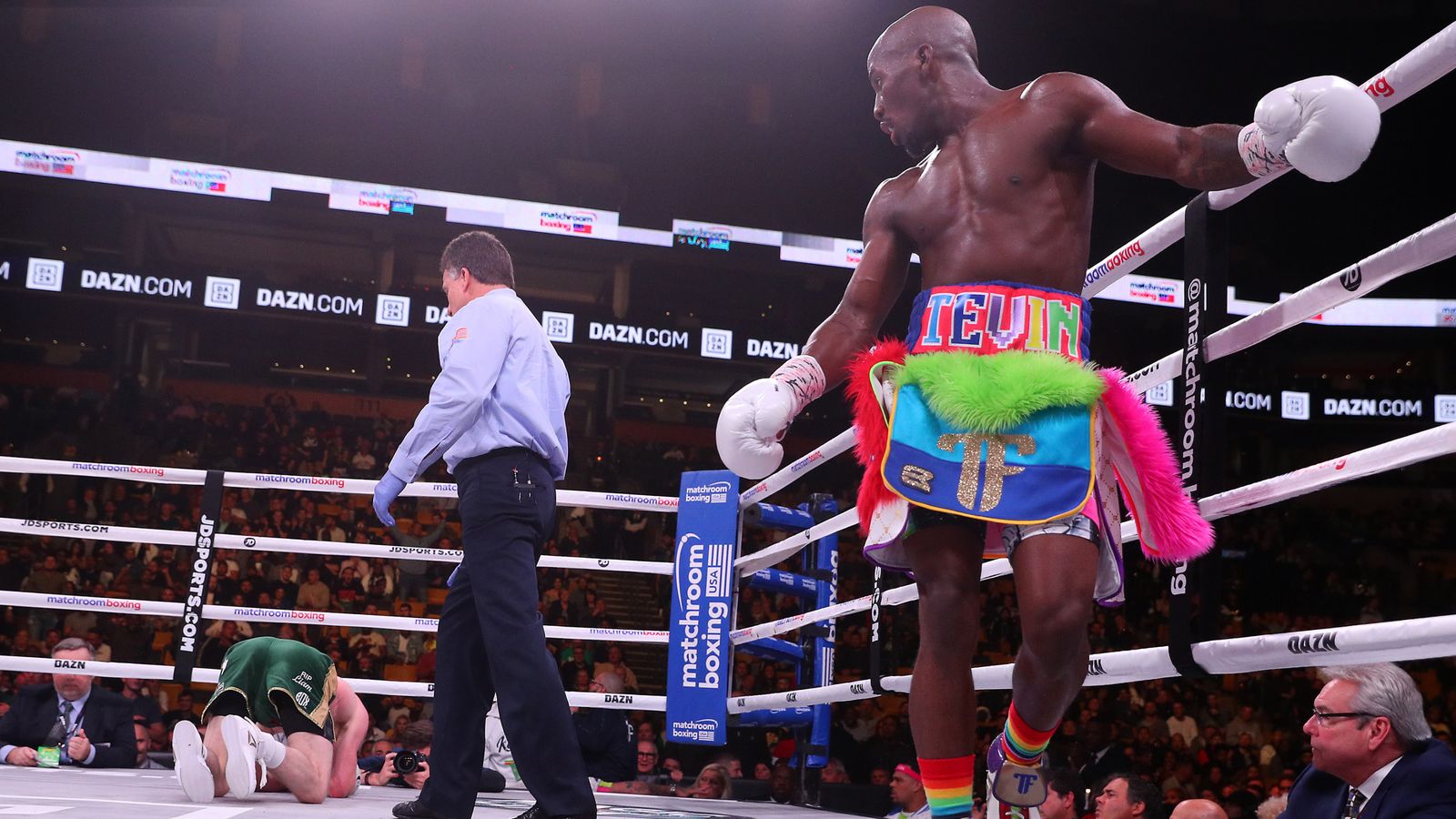 Andrade vs Kautondokwa: Tevin Farmer blasts aside James Tennyson to ...