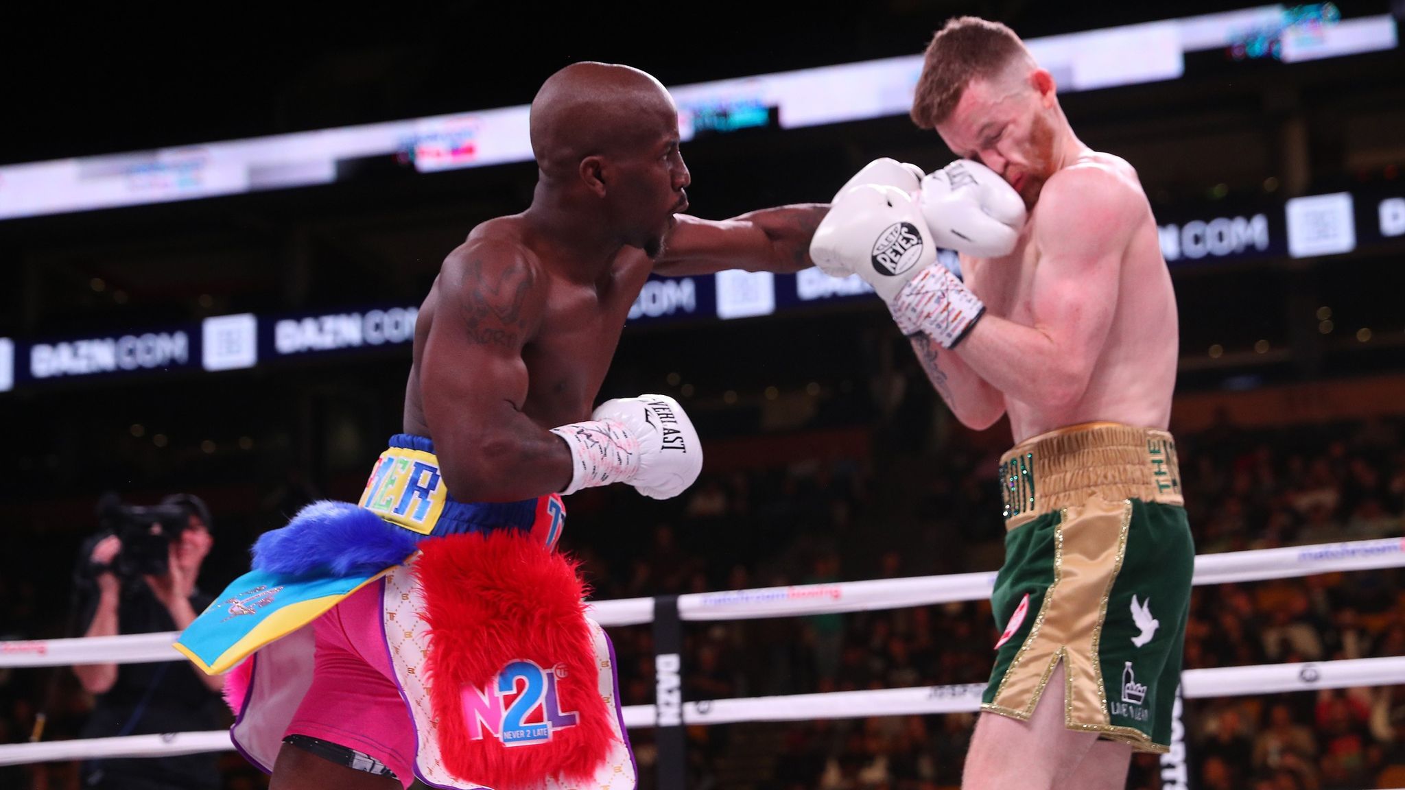 Andrade vs Kautondokwa: Tevin Farmer blasts aside James Tennyson to ...