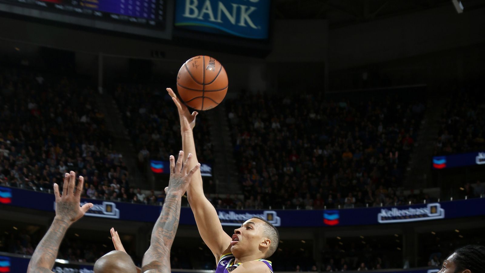 Dante Exum sets up Derrick Favors with wraparound assist as Utah Jazz ...