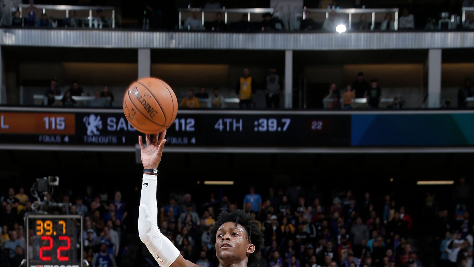 De'Aaron Fox soars for huge dunk in Sacramento Kings win over Los ...