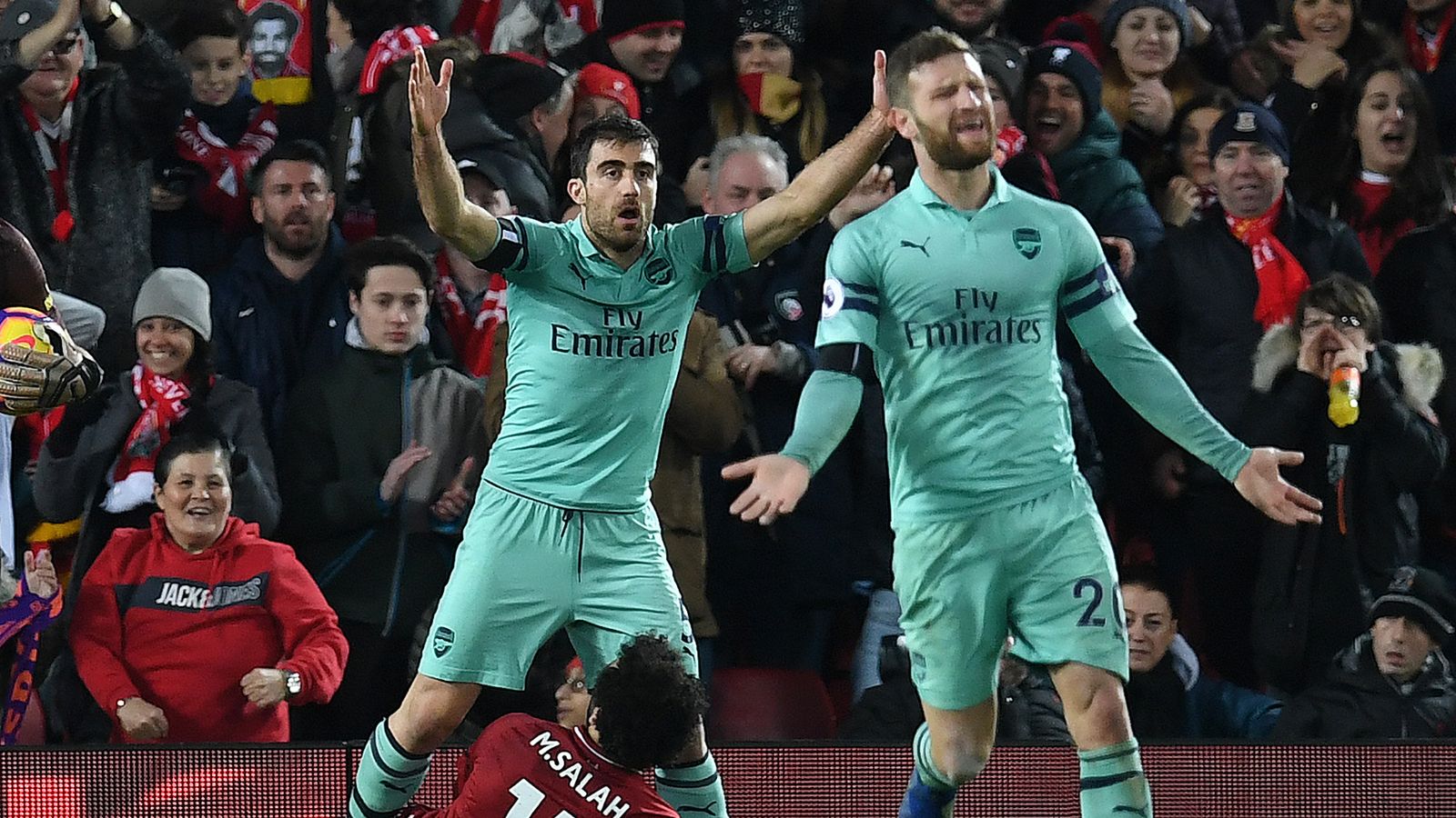Arsenal need two centre-backs 'immediately', says Charlie Nicholas ...