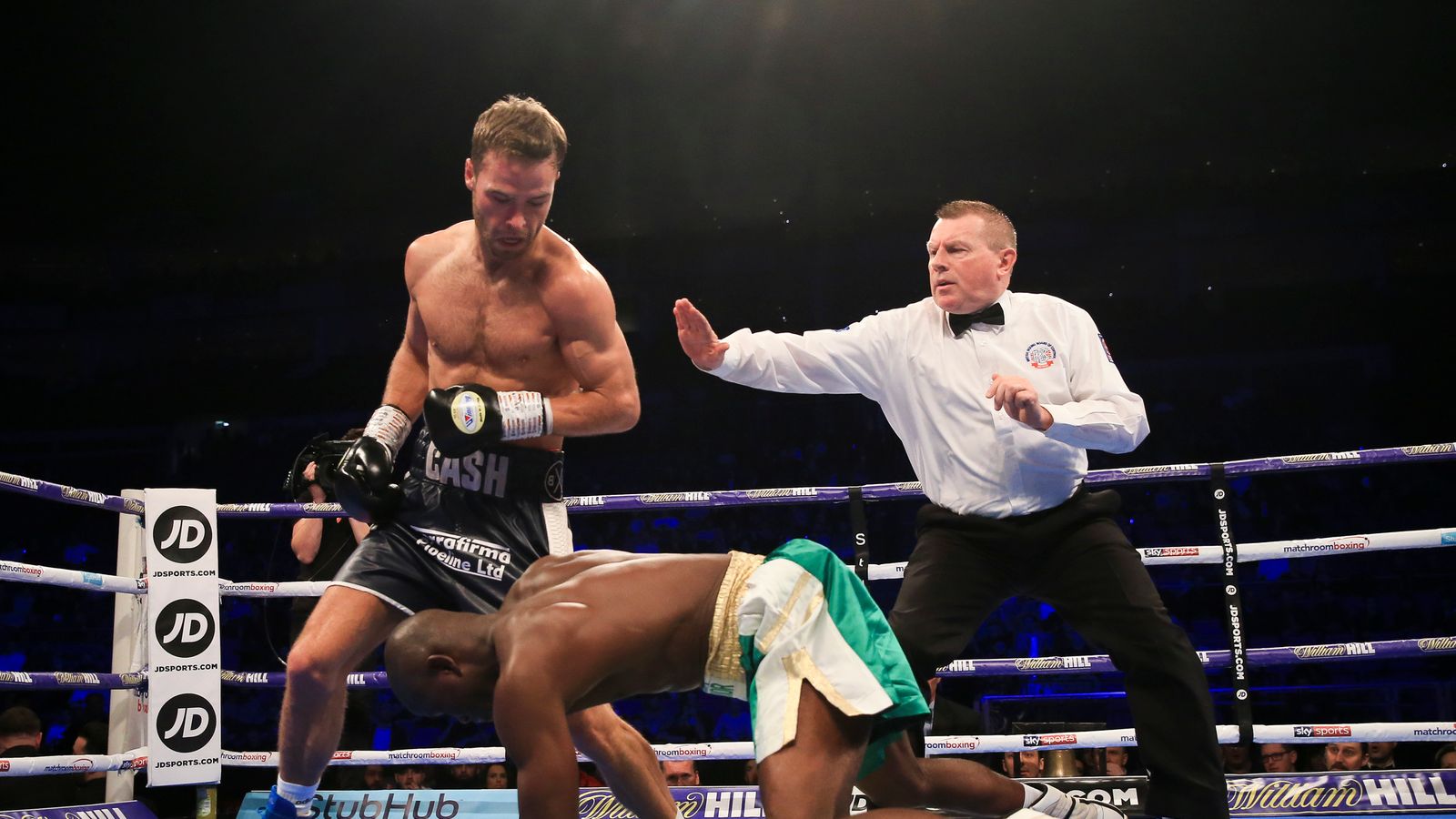 Felix Cash claims Commonwealth middleweight belt with first round ...