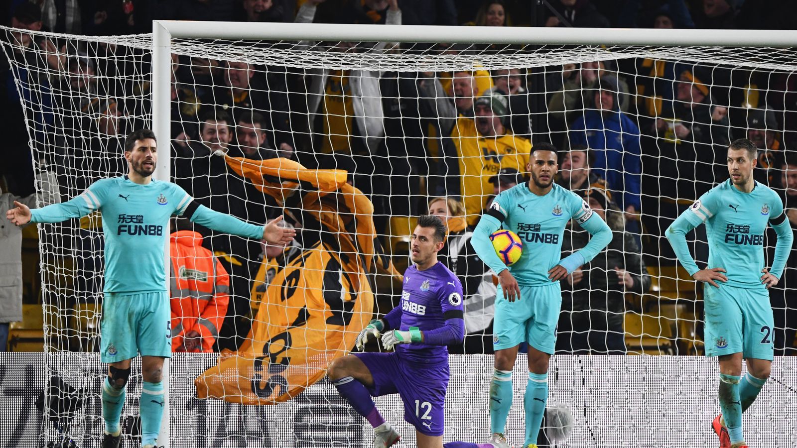 Newcastle's Jamaal Lascelles apologised to Martin Dubravka for angry ...
