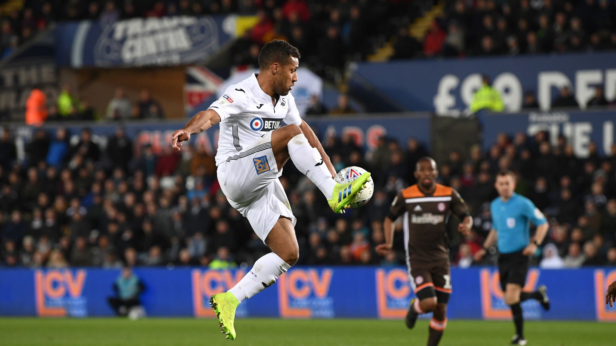 Wayne Routledge extends Swansea stay with one-year contract extension ...