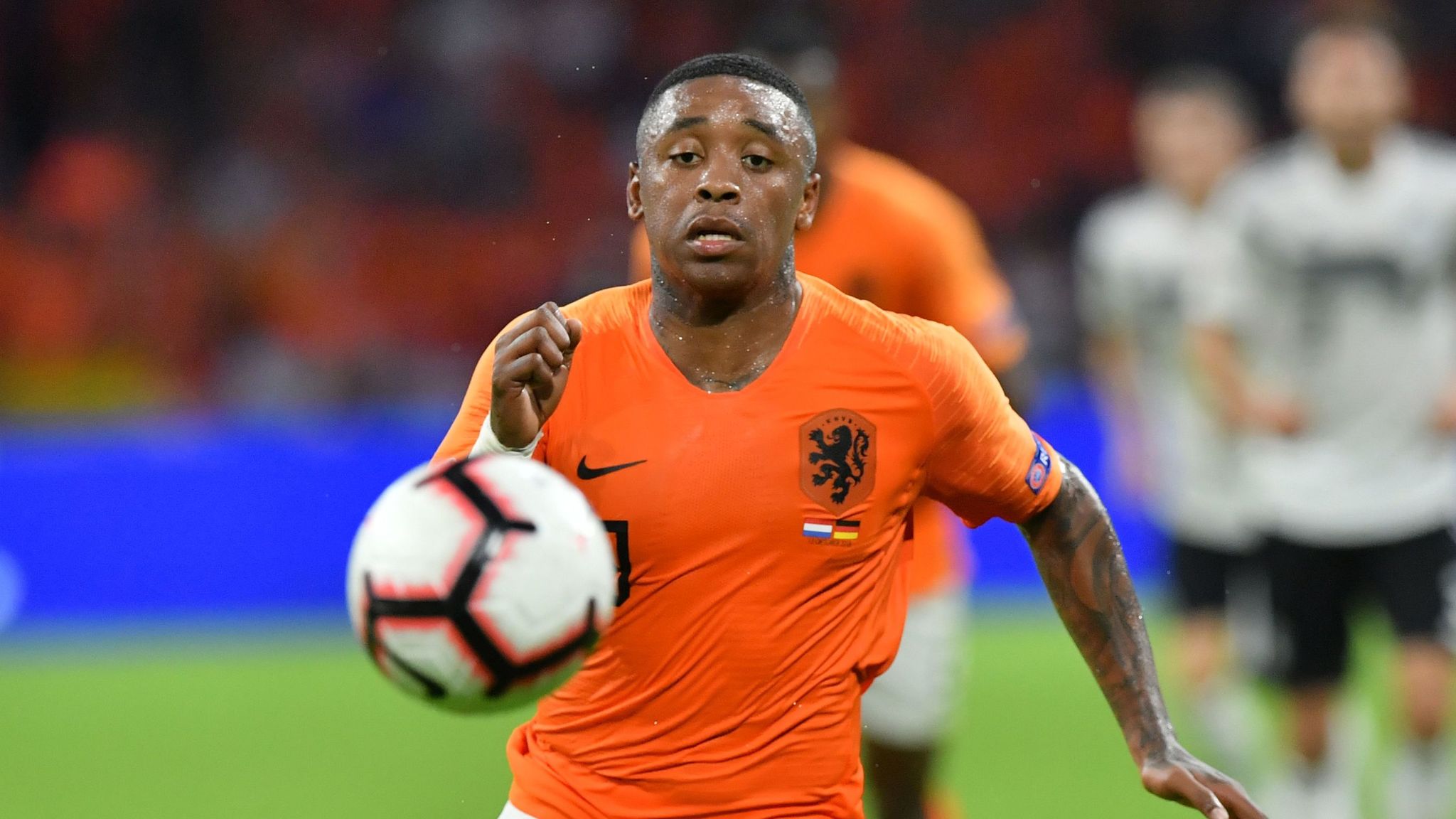 Steven Bergwijn in London as talks over Tottenham move progress ...