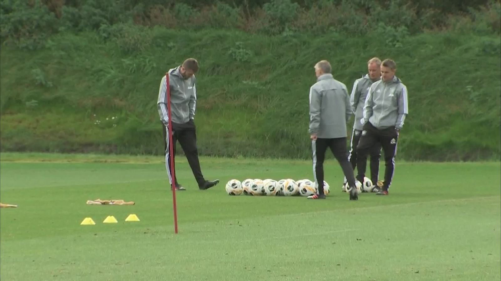 Ole Gunnar Solskjaer shows off shooting skills during Manchester United ...