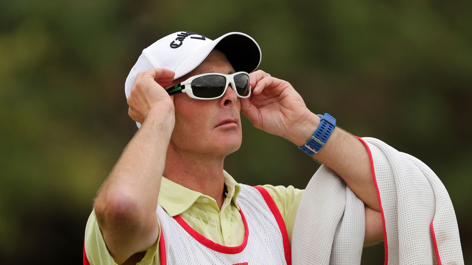 Premier League referee Mike Dean caddies for hole-in-one on Ladies ...