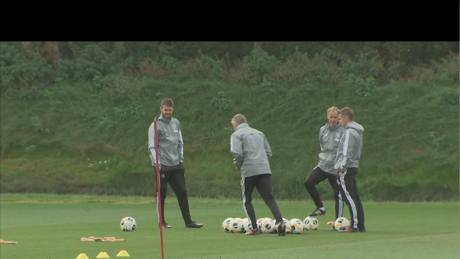 Ole Gunnar Solskjaer shows off shooting skills during Manchester United ...