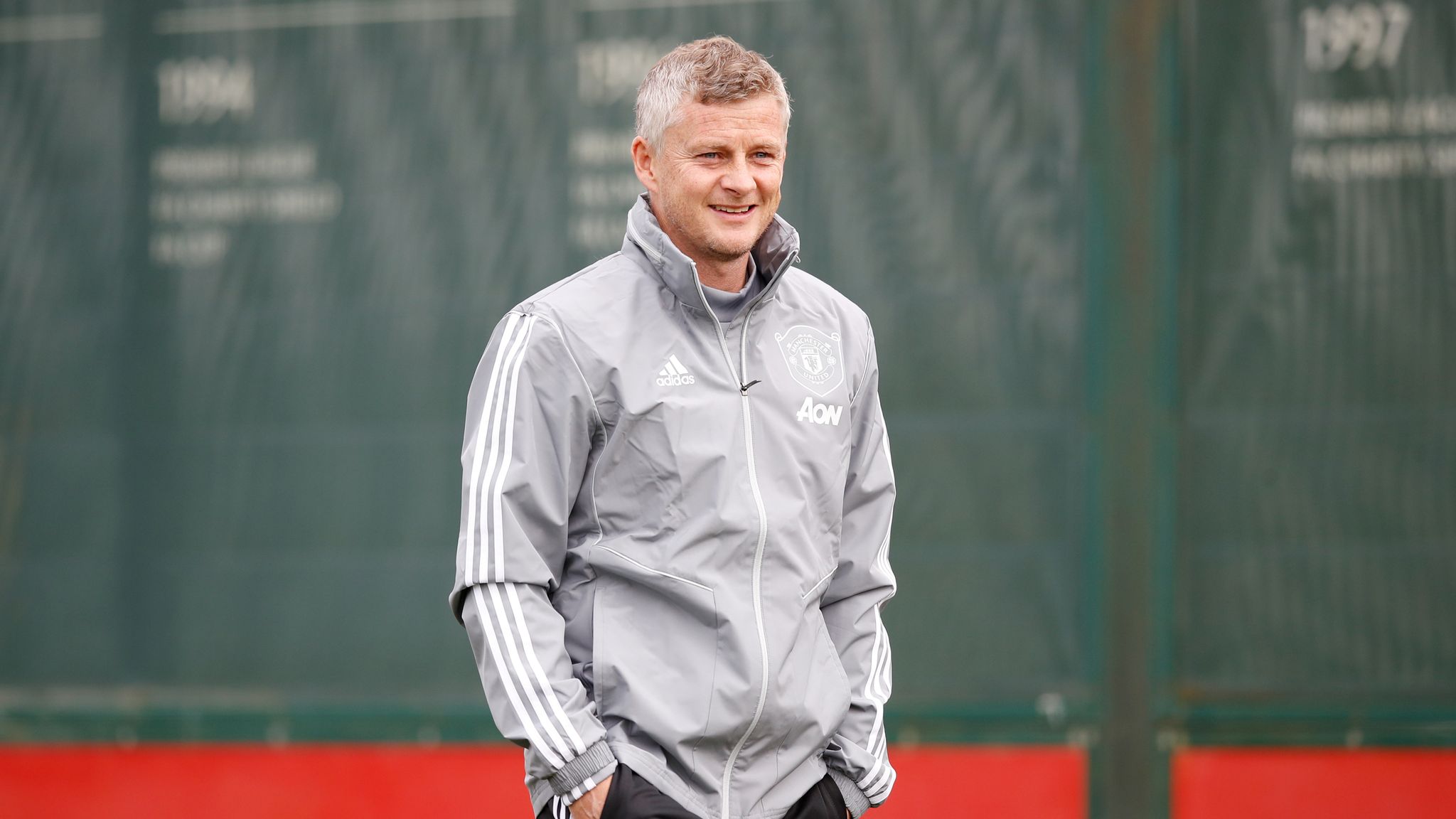 Ole Gunnar Solskjaer shows off shooting skills during Manchester United ...