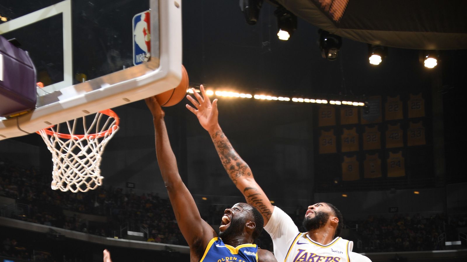 LeBron James makes incredible overhead assist as Los Angeles Lakers ...