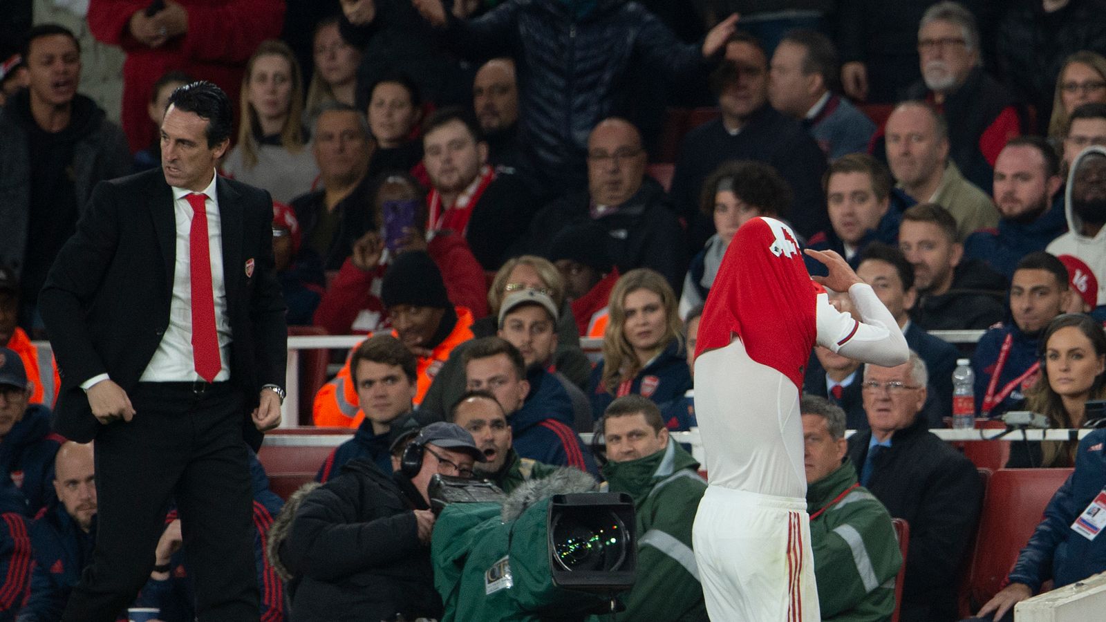 Granit Xhaka in angry clash with Arsenal fans | Football News | Sky Sports