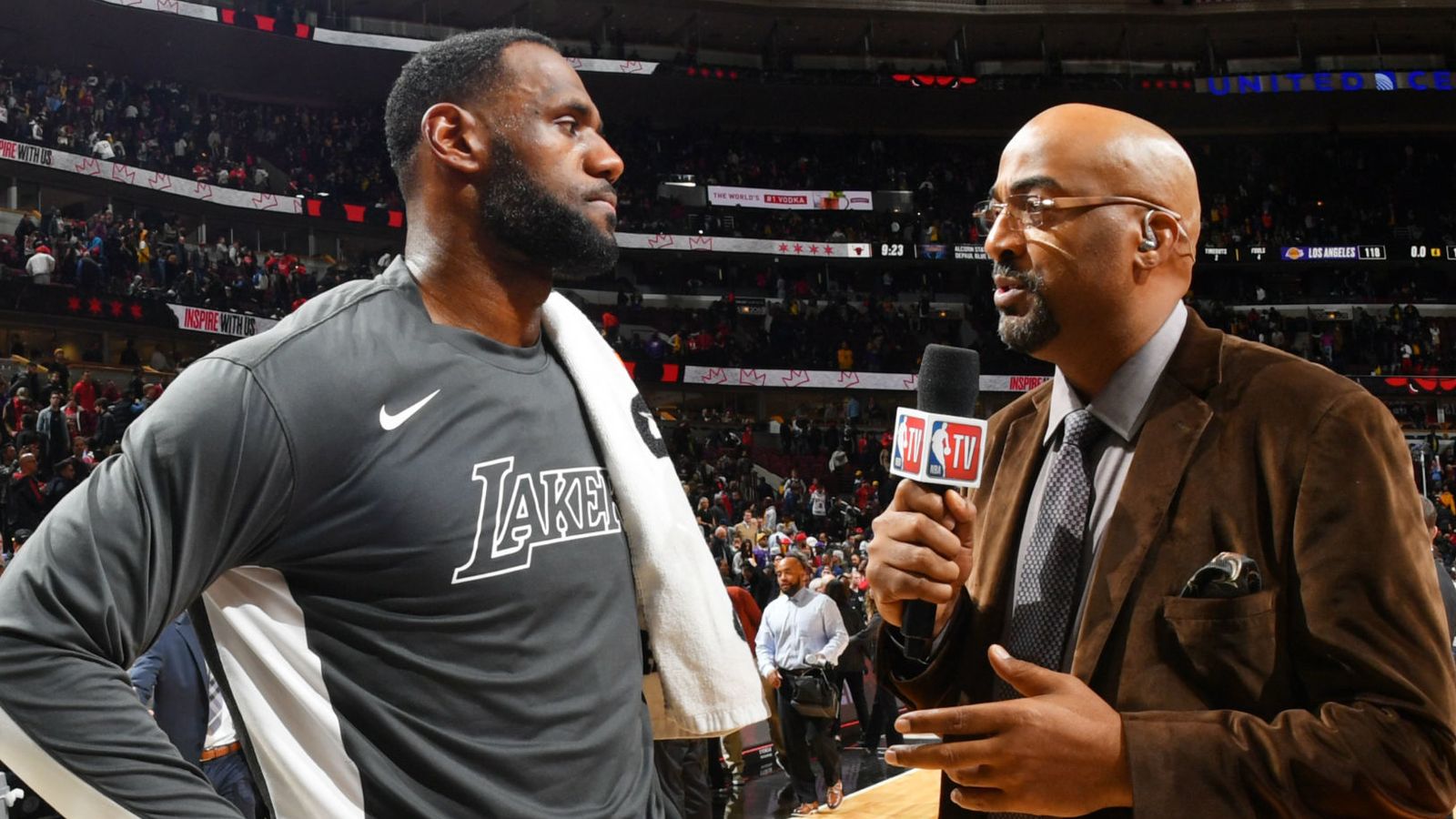 LeBron James praises bench players after Lakers rally to beat Bulls ...