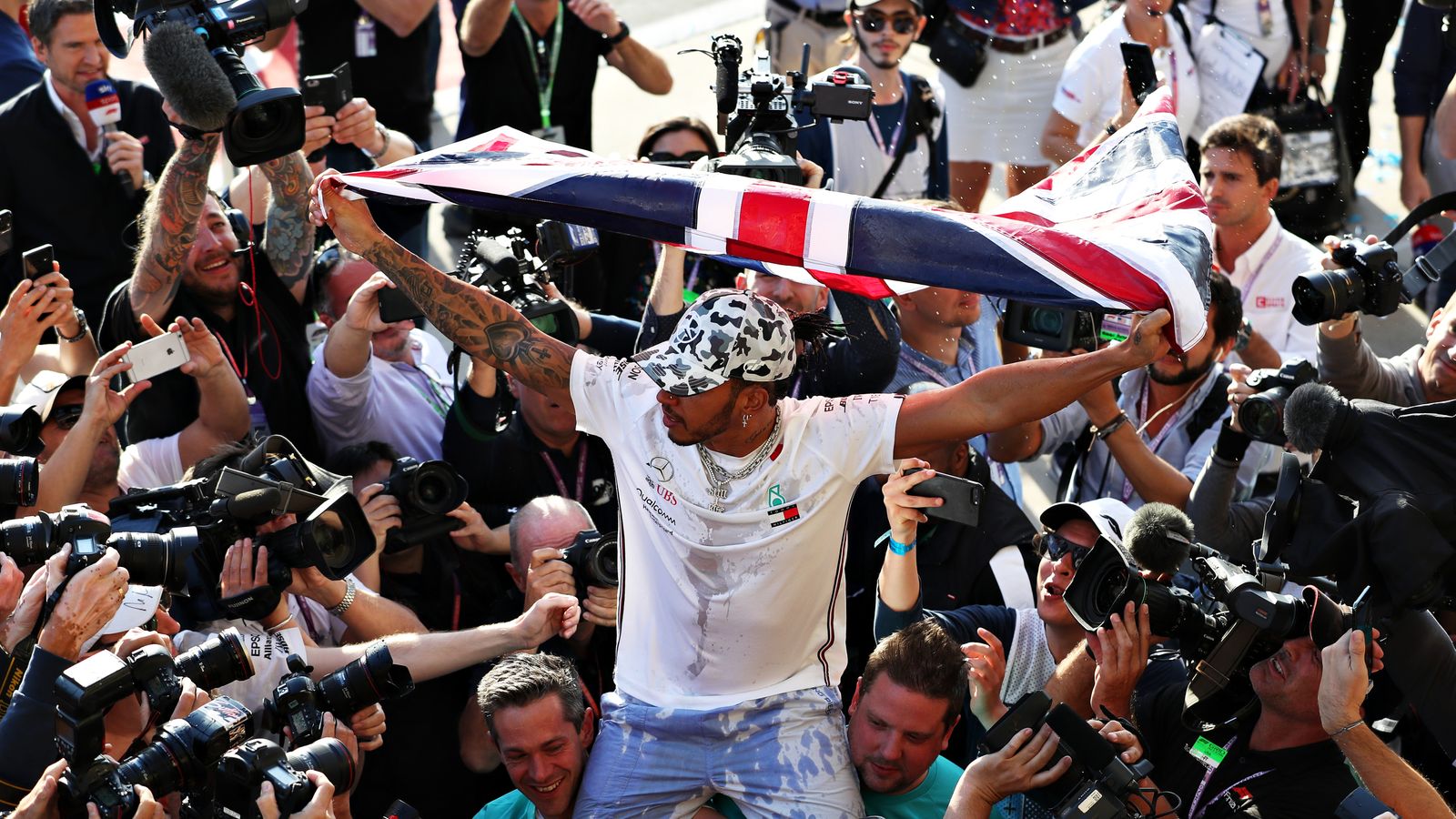Lewis Hamilton: F1 pays tribute to new six-time champion 'legend' | F1 ...