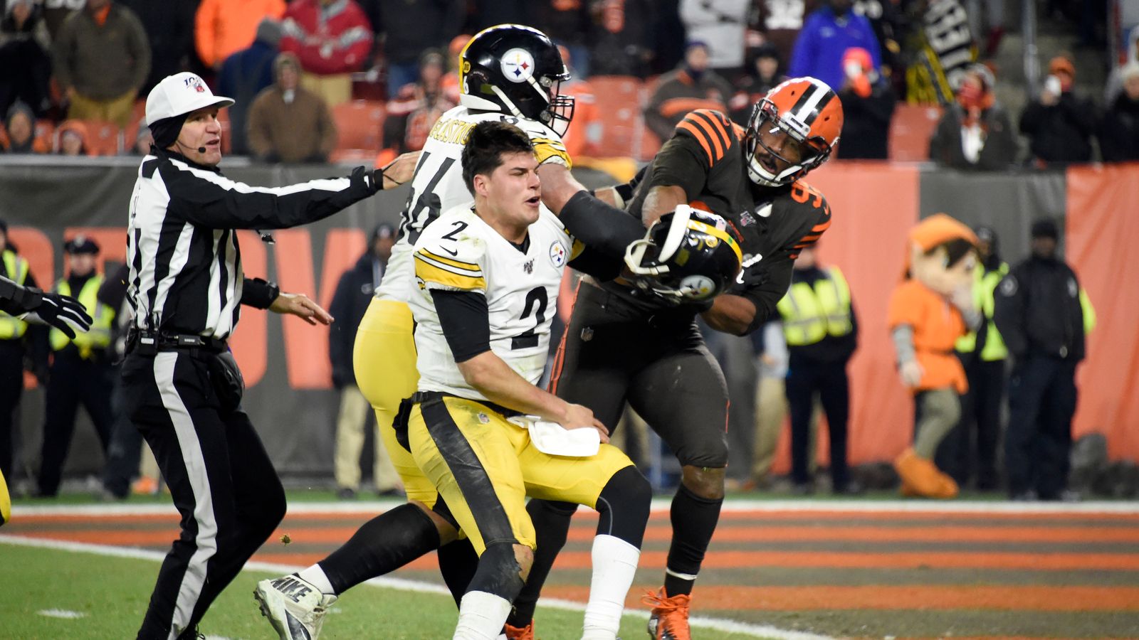 Myles Garrett hits Mason Rudolph with quarterback's own helmet | NFL ...