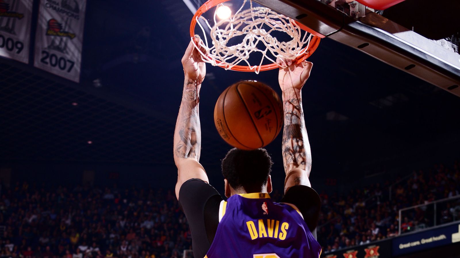 Davies' picture perfect poster dunk! | NBA News | Sky Sports