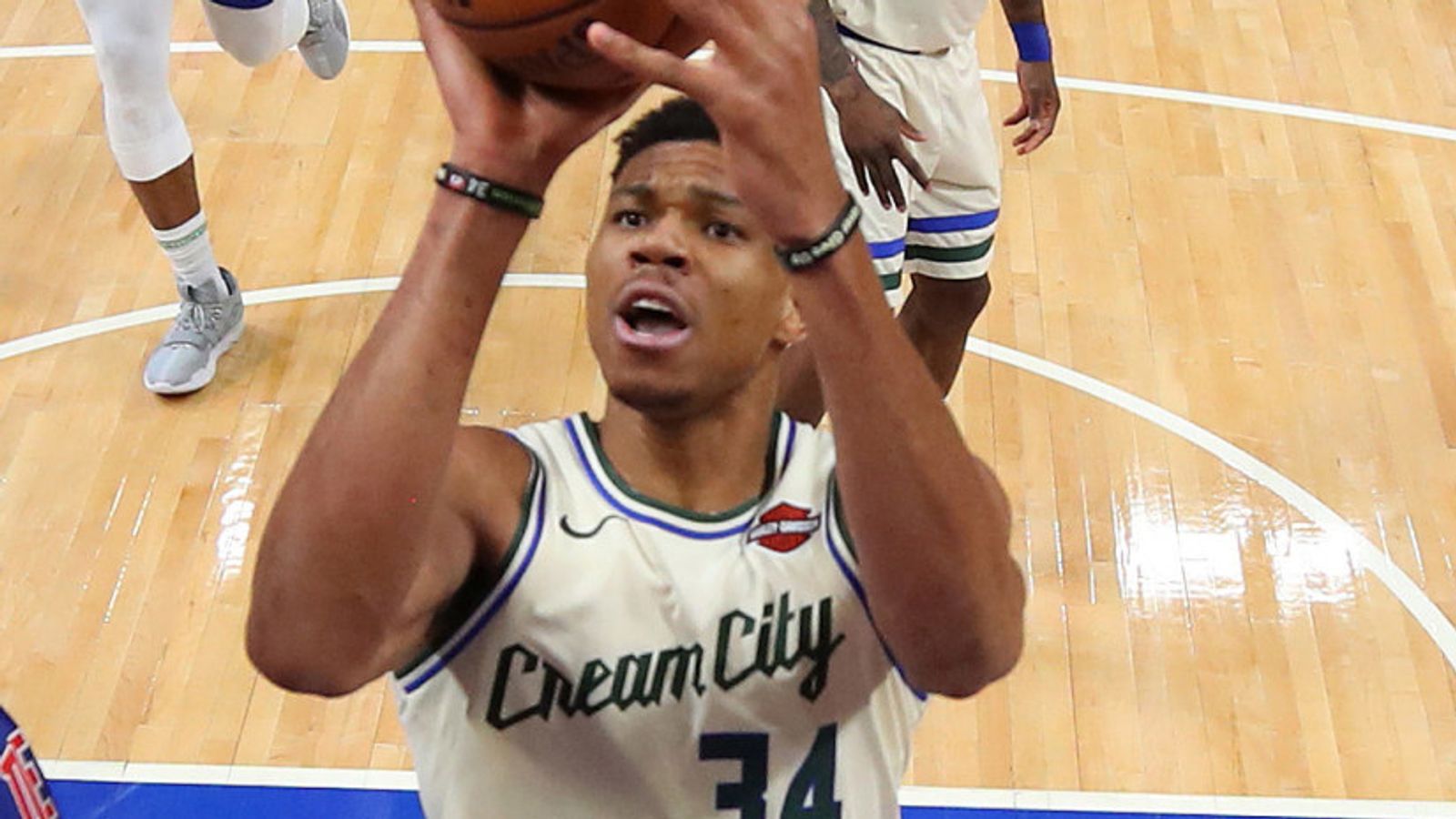 Giannis Antetokounmpo leads Milwaukee Bucks to 13th straight win | NBA ...
