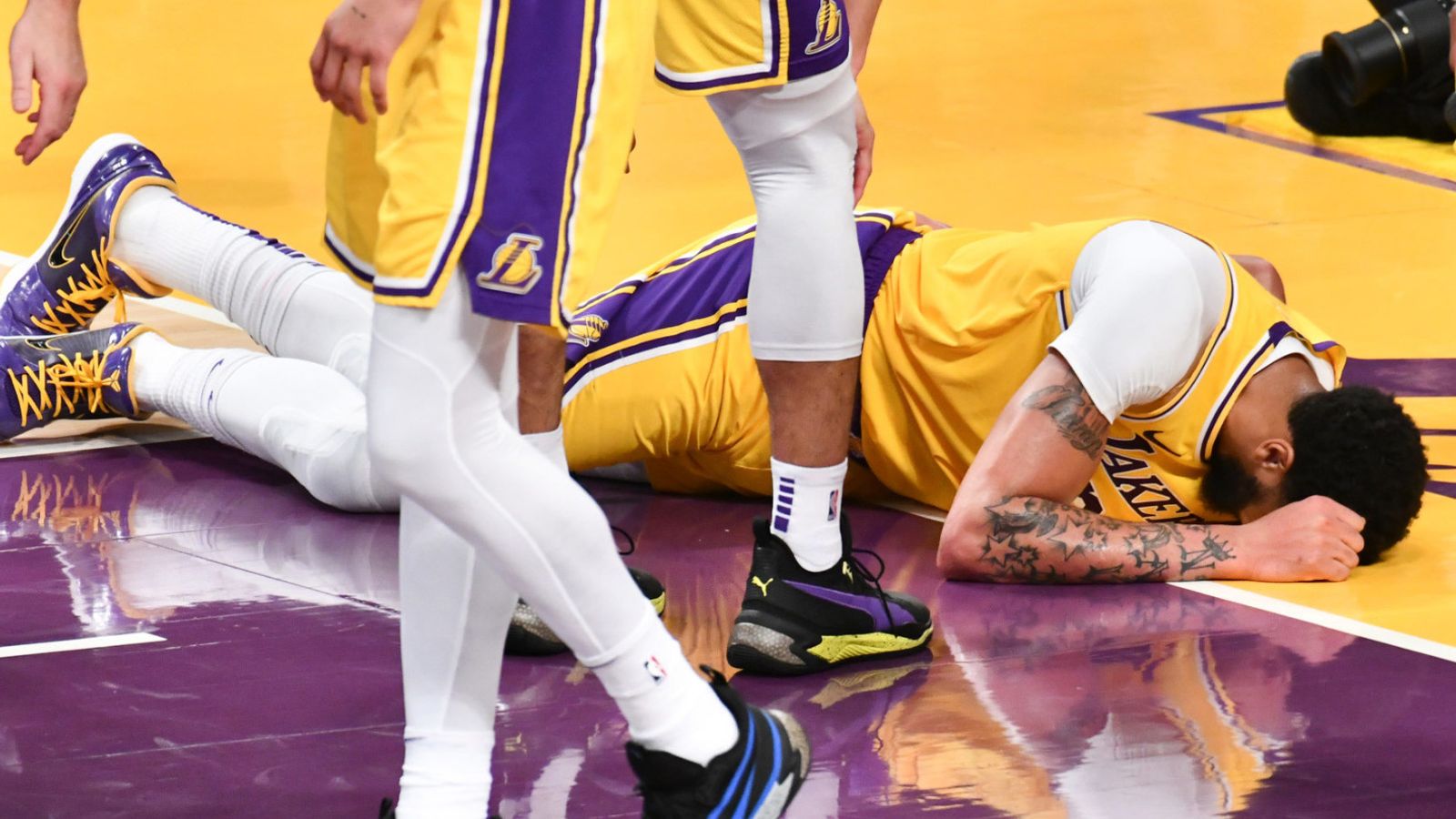 Anthony Davis avoids major injury in hard fall against New York Knicks ...