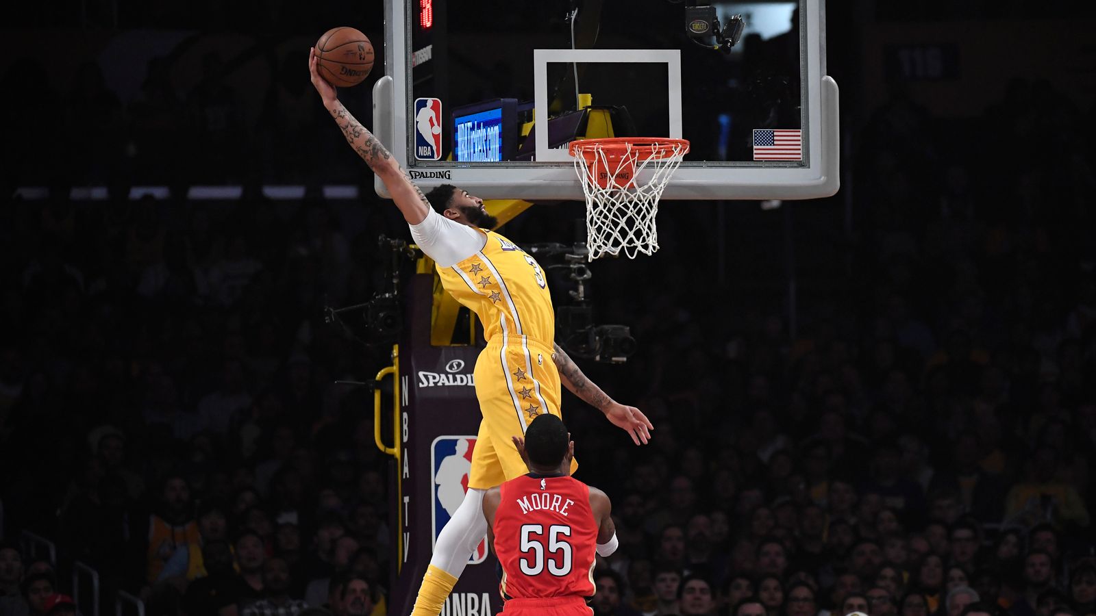 Davis' thunderous one-handed slam! | NBA News | Sky Sports