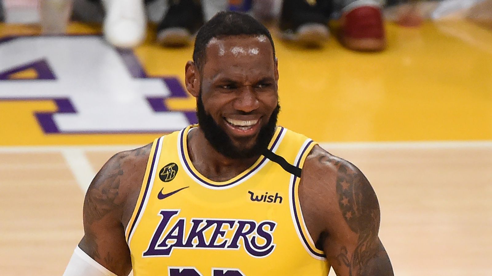 LeBron James Introduced by WWE legend Ric Flair before Lakers-Pelicans ...