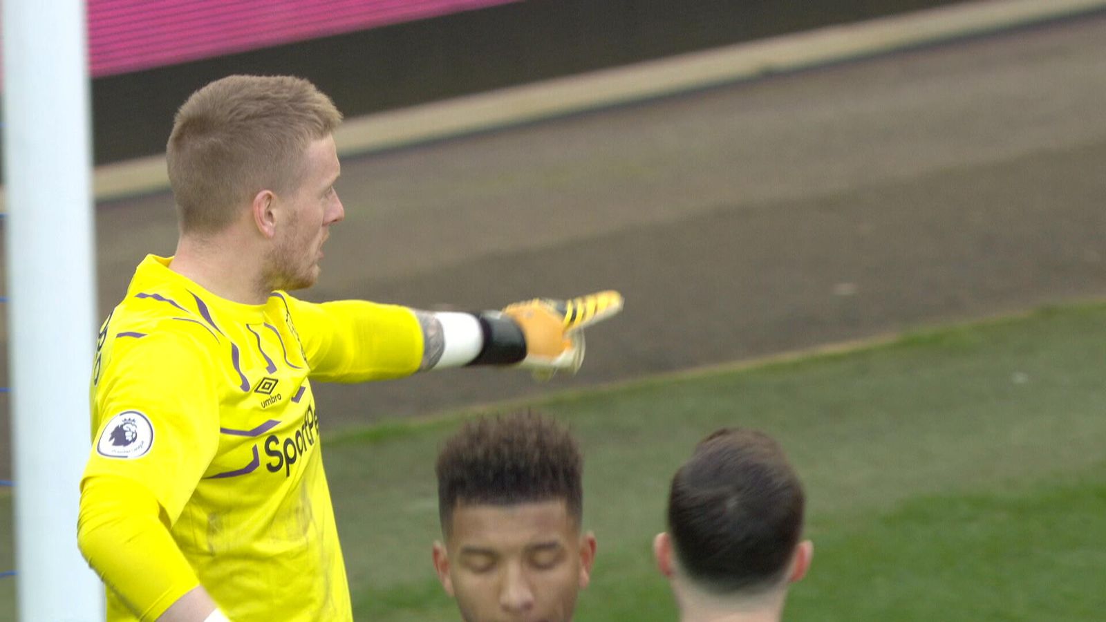Pickford makes huge double save (90) | Football News | Sky Sports