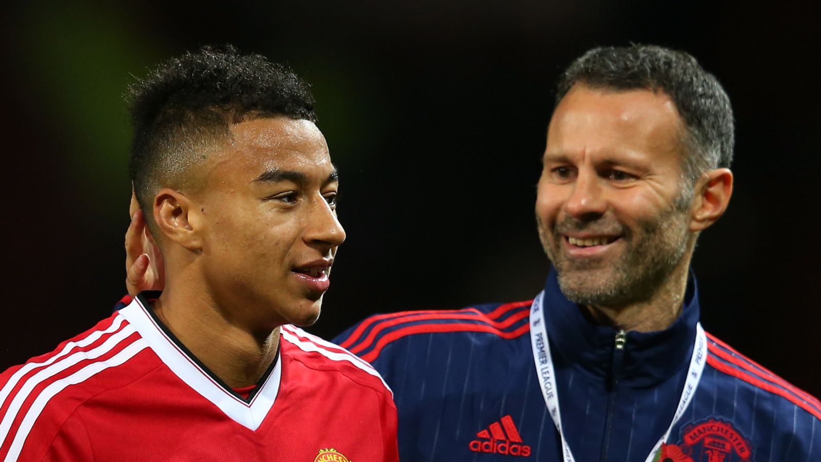 Wales boss Ryan Giggs and Manchester Utd's Jesse Lingard read to ...