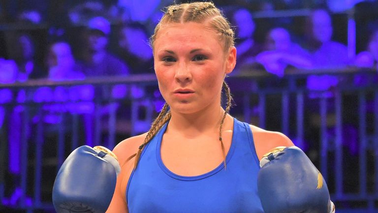 Shannon Courtenay studies Roberto Duran and listens to Frank Sinatra in ...