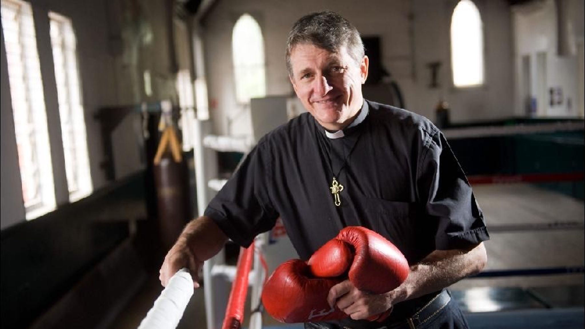 Father Dave Smith is the boxing priest who fights for his beliefs ...