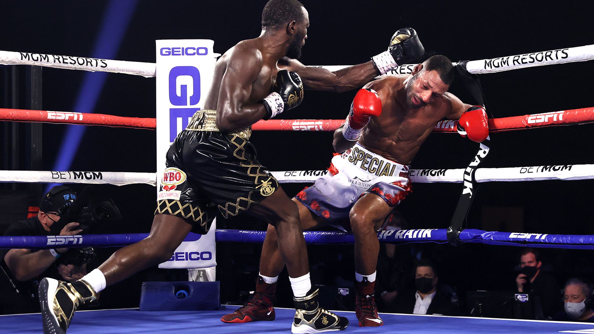 Crawford vs Brook: Terence Crawford stops Kell Brook in fourth round of ...