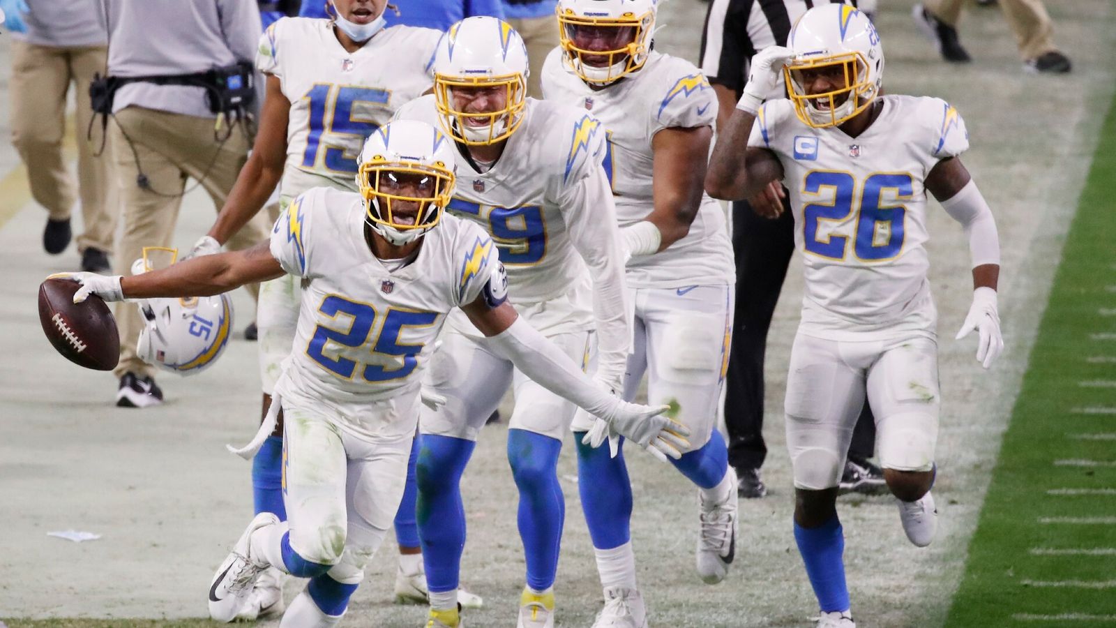 Los Angeles Chargers 30-27 Las Vegas Raiders: Justin Herbert scores ...