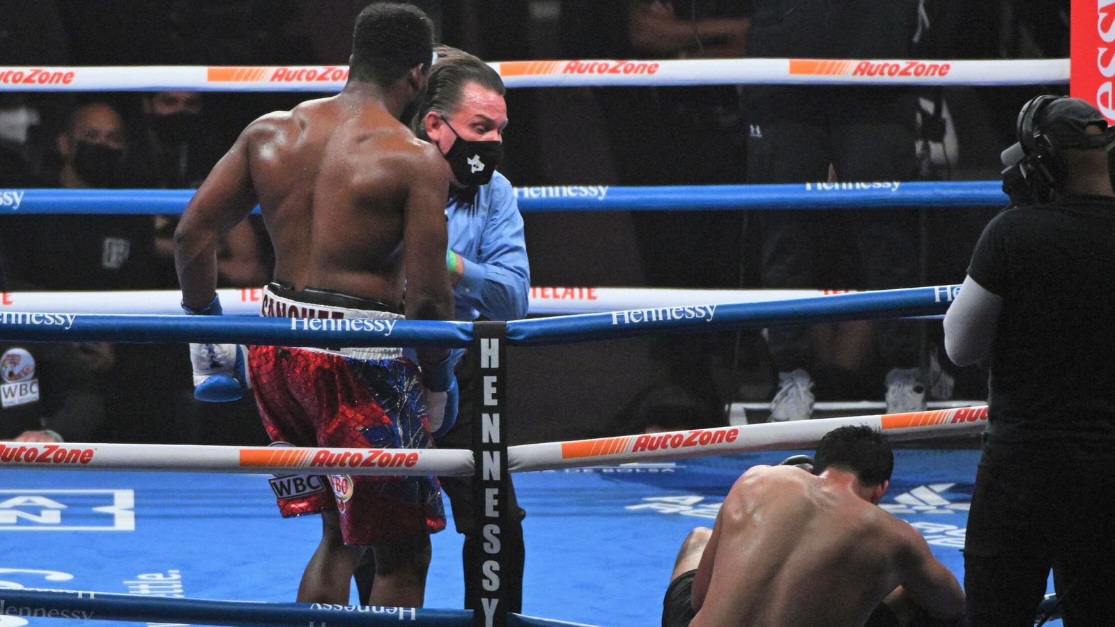 Frank Sanchez sends Julian Fernandez out of the ring with explosive ...