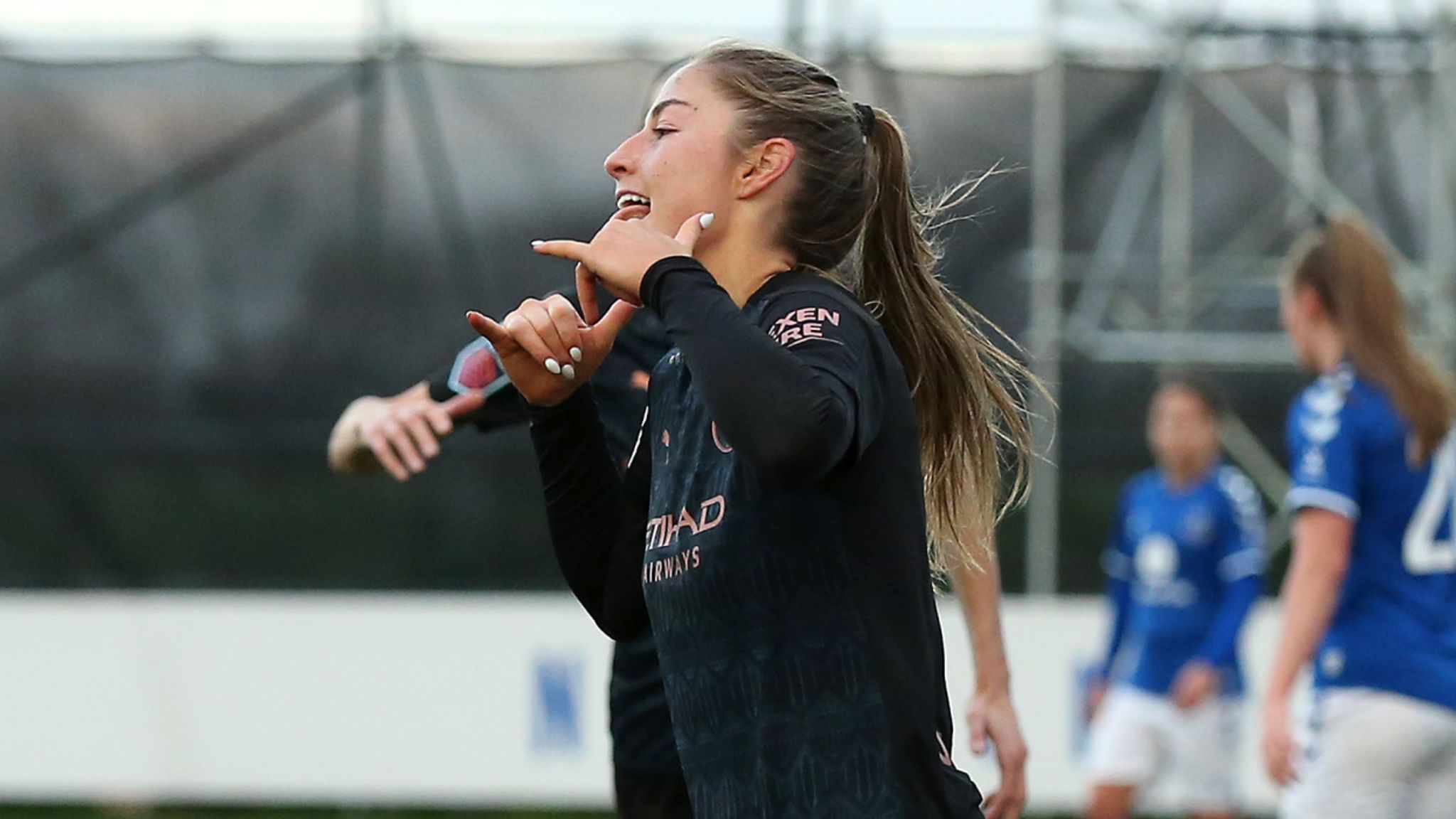 Women's Super League: Chelsea extend unbeaten home run as fans return ...