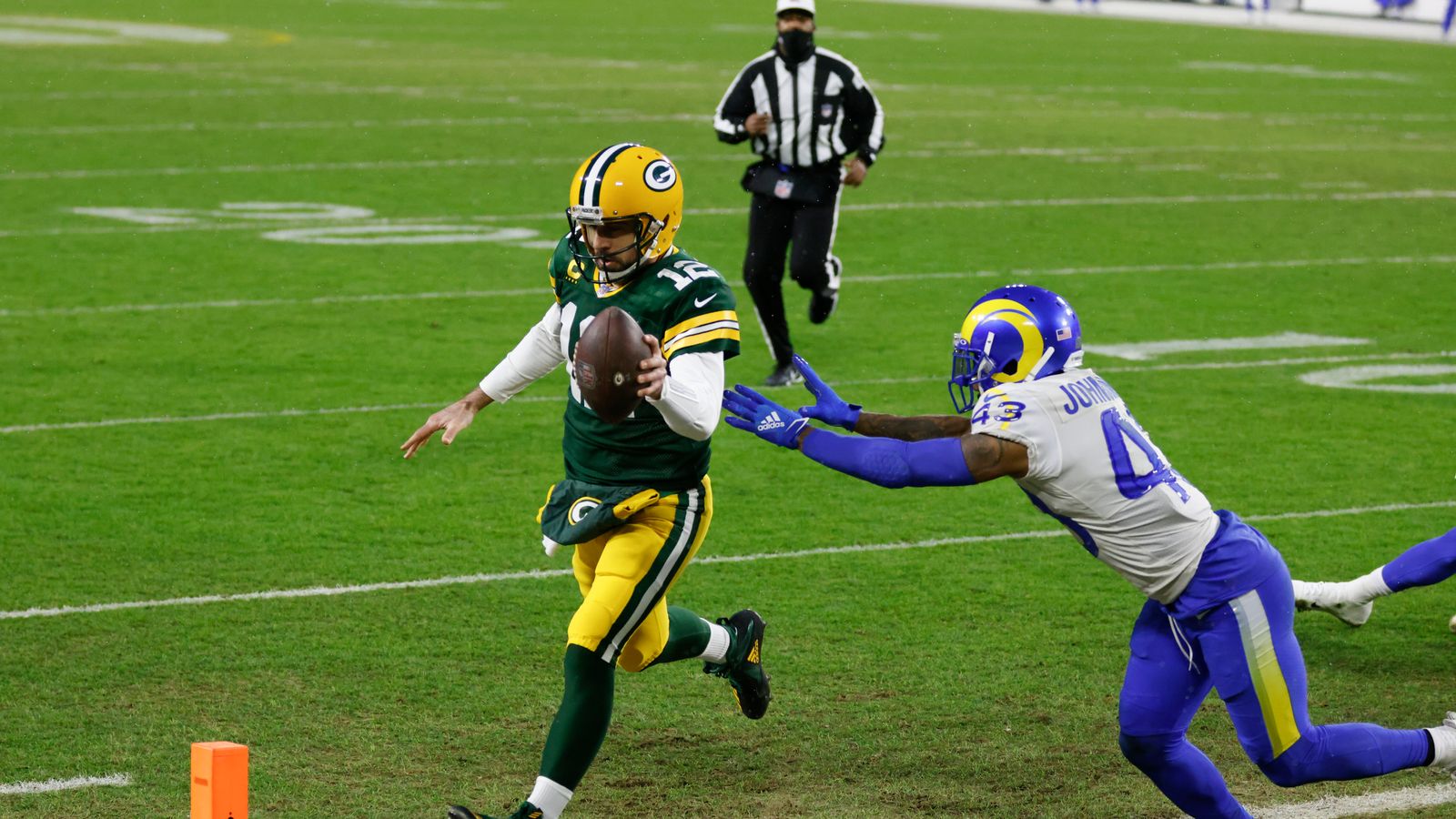 Rodgers shines before botched snap! | NFL News | Sky Sports