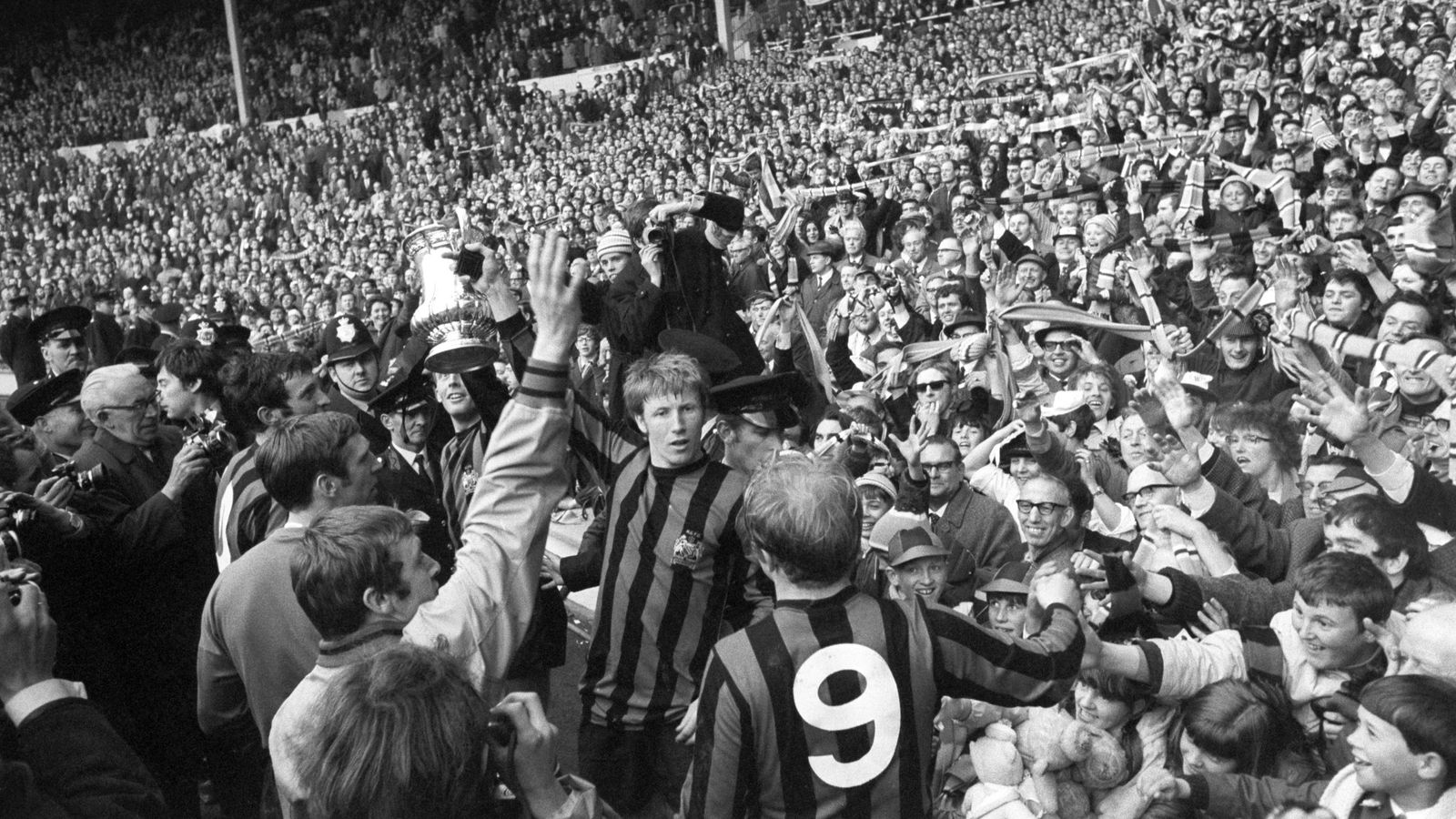 Colin Bell: Manchester City legend dies aged 74 | Football News | Sky ...