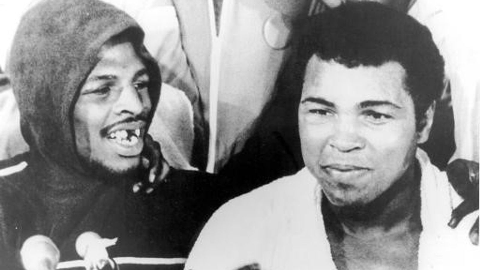 Leon Spinks: Former heavyweight champion, who beat Muhammad Ali, dies ...