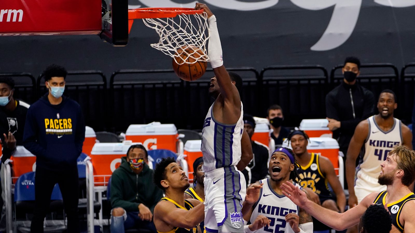 Fox's thunderous dunk seals Kings win | NBA News | Sky Sports