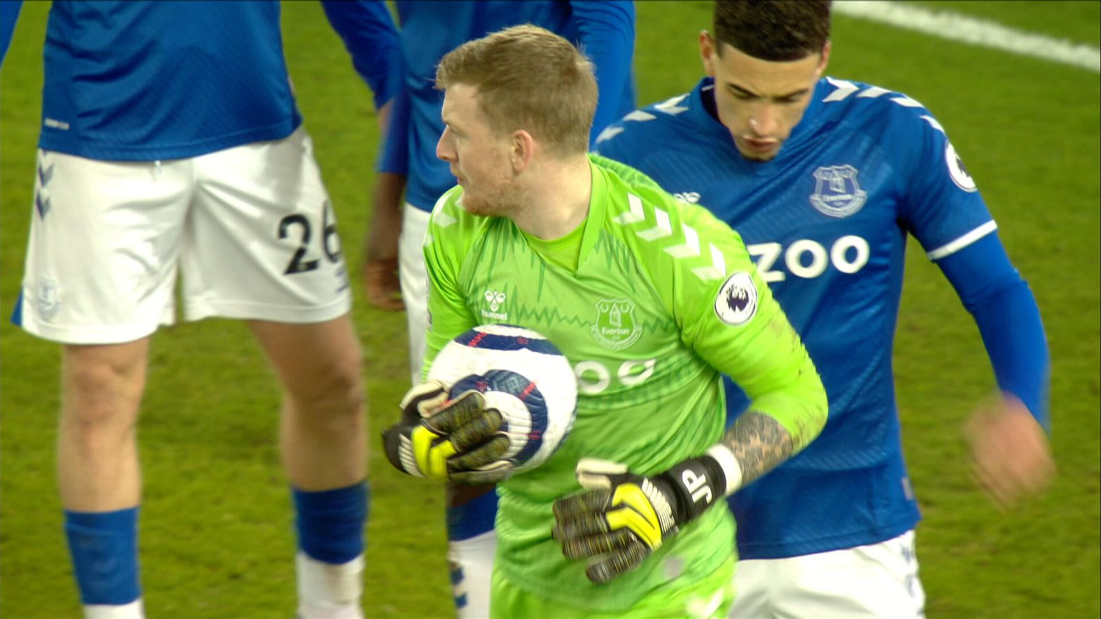 Pickford thwarts Salah with vital save (69) | Football News | Sky Sports