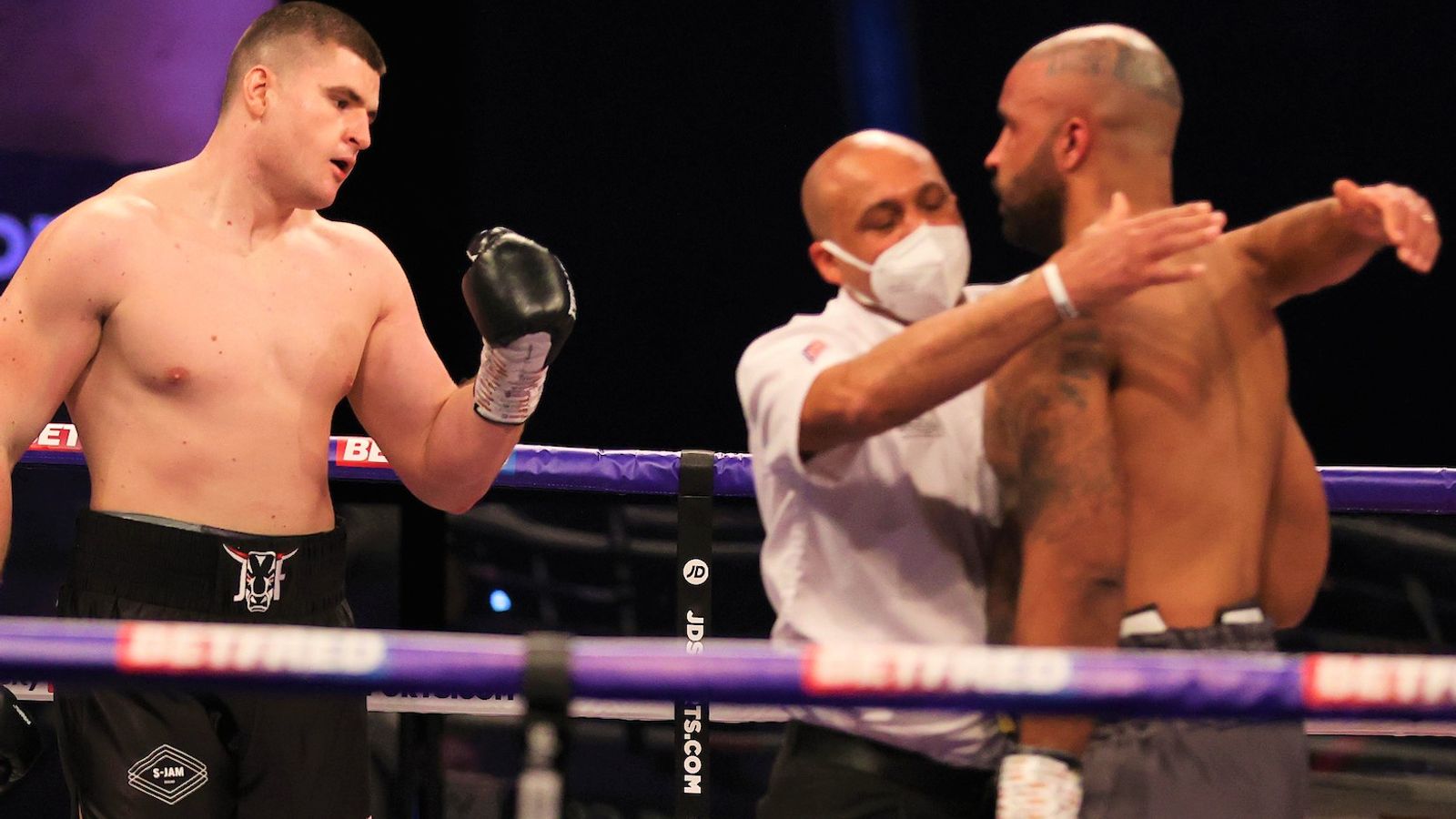 Johnny Fisher blasts aside Matt Gordon in the first round to announce ...